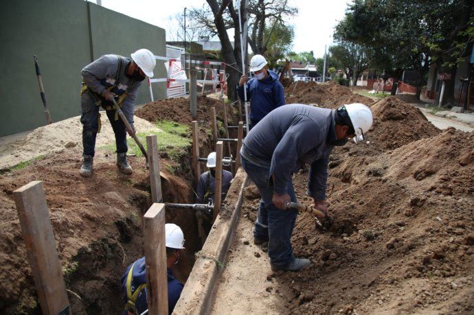 Malena Galmarini y Mariano Cascallares recorrieron una obra de cloaca en Almirante Brown