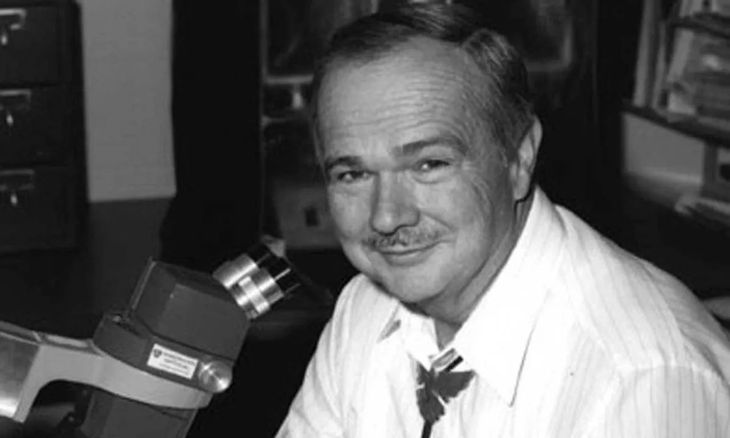 La historia de Eugene Shoemaker, el único ser humano enterrado en la Luna