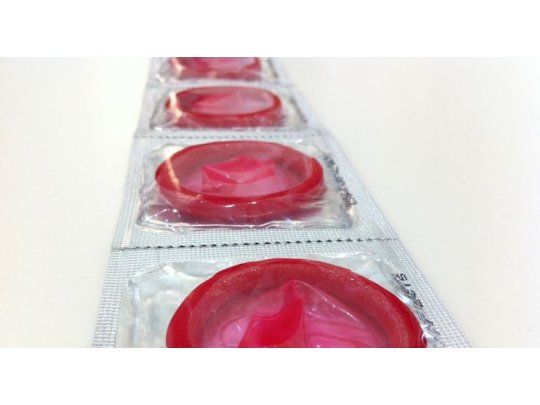 Creatividad cubana ante la escasez: usan preservativos para pescar y ...