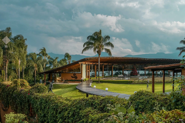 Es parte de una poderosa familia de México, trajo a Nike al país y ...