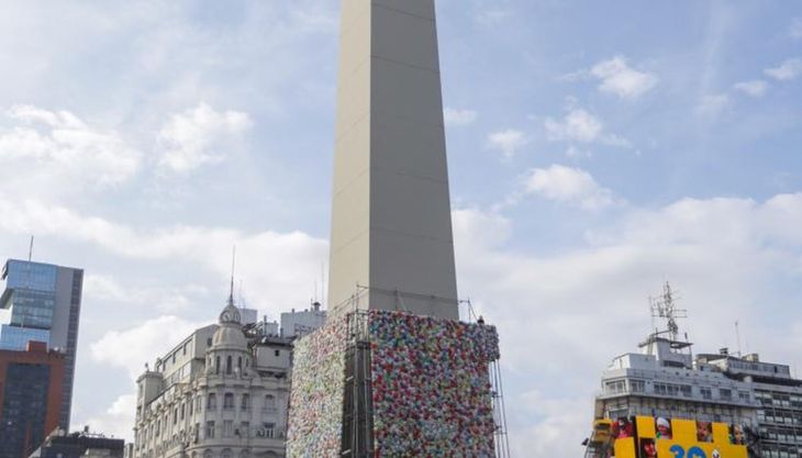 ¿Por qué el Obelisco está cubierto de bolsas de basura?