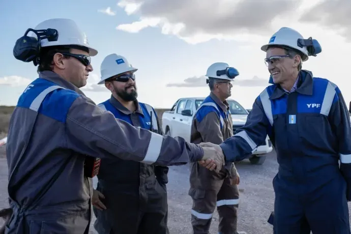 YPF busca empleados y ofrece sueldos de hasta $700.000: ¿cómo aplicar?
