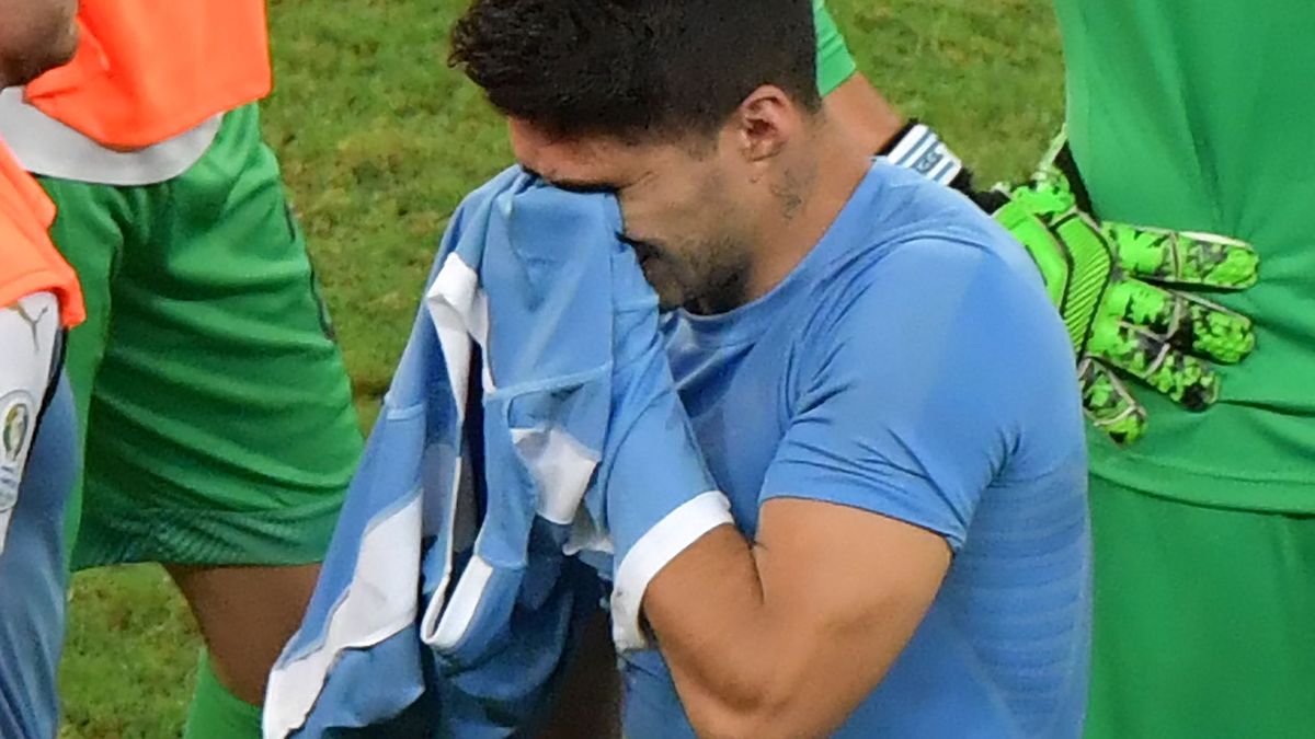 Video: los goles anulados, la definición por penales y el llanto de Suárez