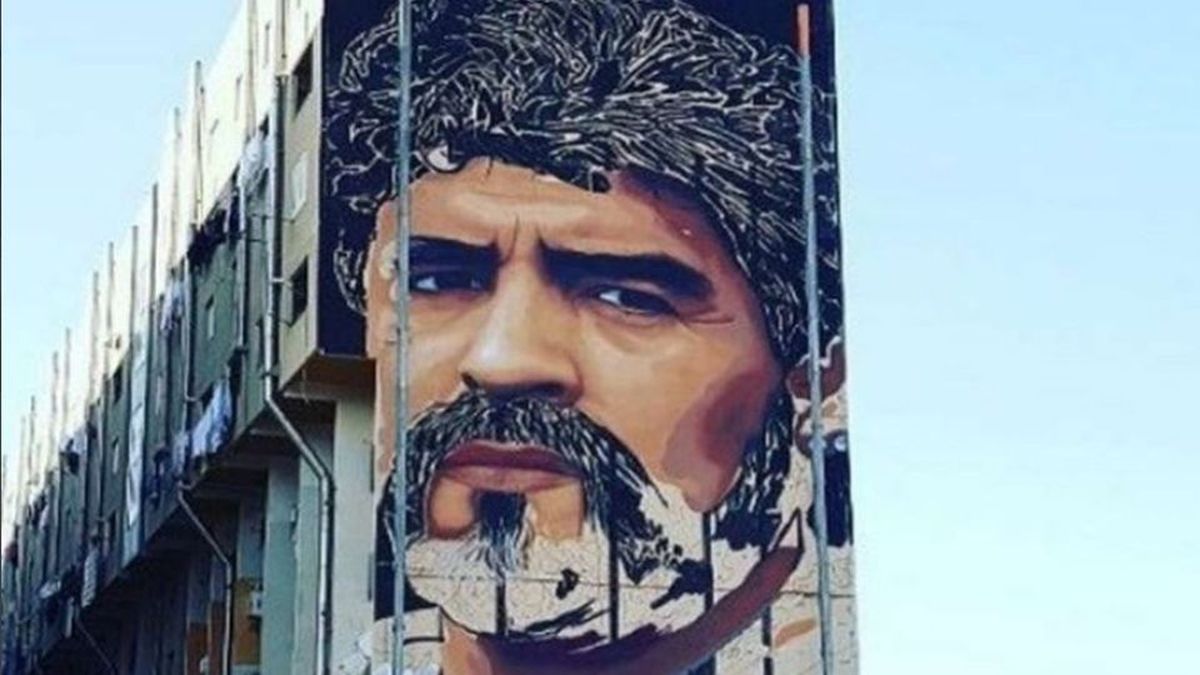 Artista realiza un imponente mural de Maradona en el centro de Nápoles