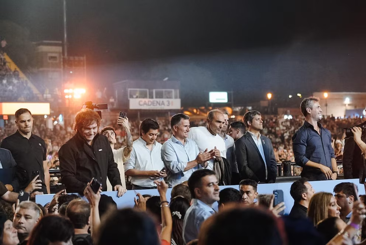 Javier Milei cantó con el Chaqueño Palavecino en el Festival Jesús ...