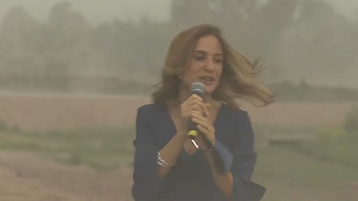 Victoria Tolosa Paz daba un discurso y terminó tapada de tierra