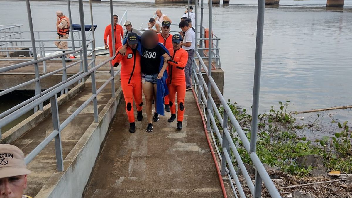 Rescataron a una mujer que cayó al río Paraná desde un puente internacional