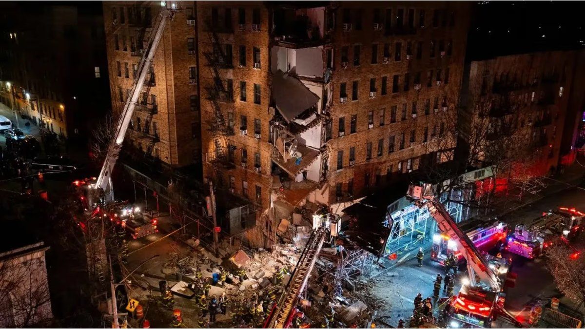 A six-story building fell and they are looking for trapped people - 24 ...