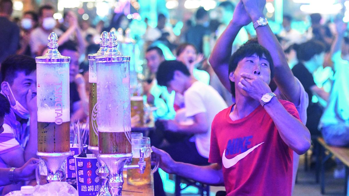 China celebra la fiesta de la cerveza con una multitud sin barbijo