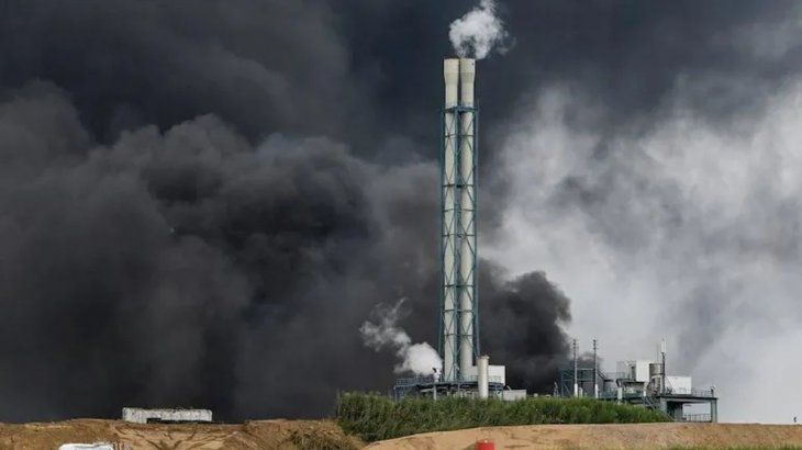 Explotó una fábrica de químicos en Alemania y declararon peligro extremo