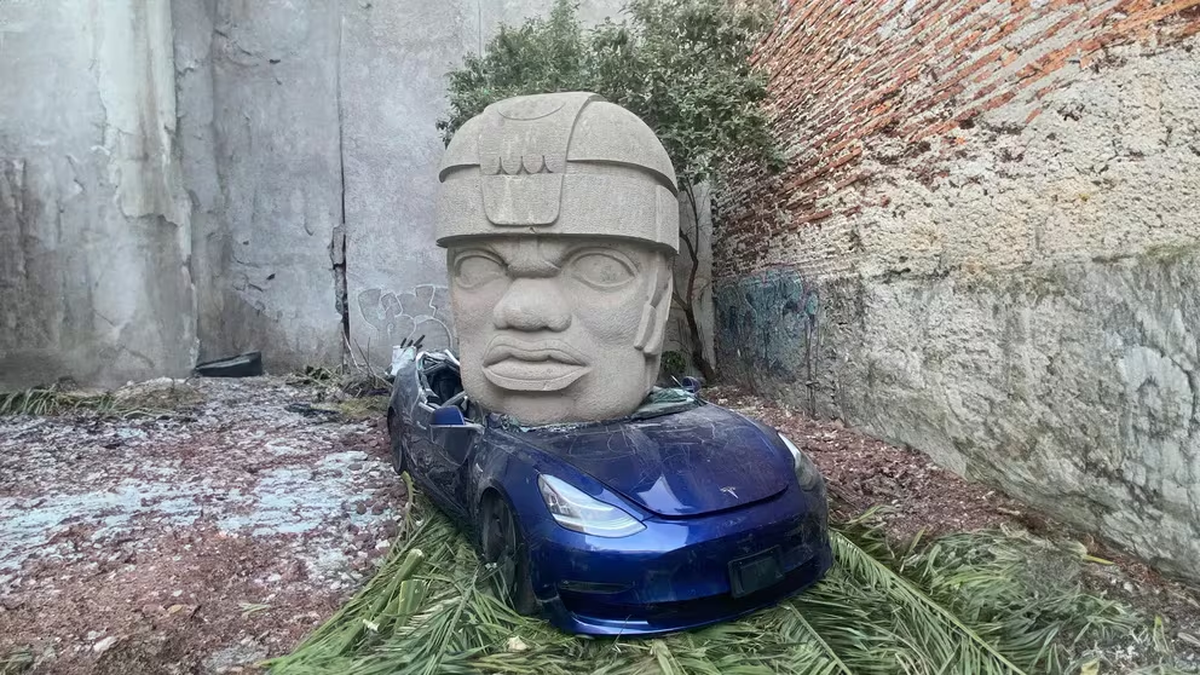 Esta es la verdad sobre el Tesla aplastado por una cabeza Olmeca en CDMX