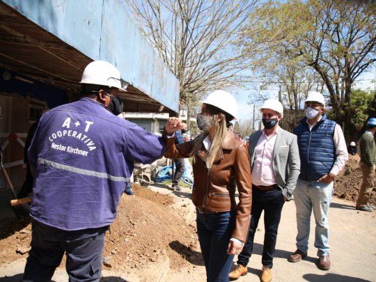 Malena Galmarini y Mariano Cascallares recorrieron una obra de cloaca en Almirante Brown