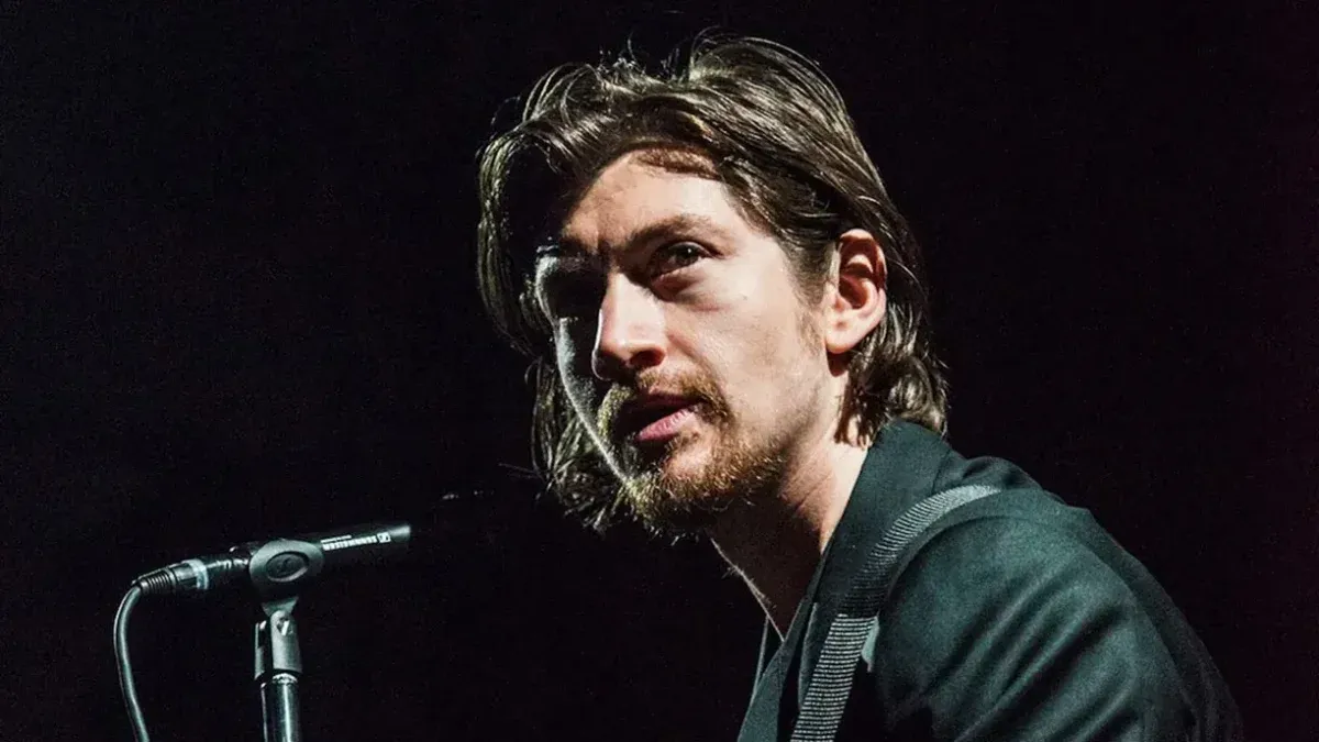 La sorprendente fortuna de Alex Turner, la voz de Arctic Monkeys en 2025