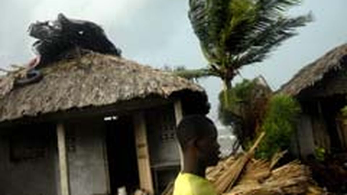 Jamaica en alerta ante la proximidad del huracán Dean