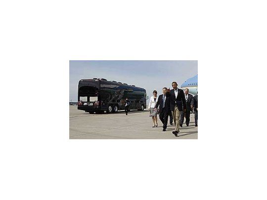 De gira en bus, Obama intenta mejorar su imagen con vistas a las elecciones