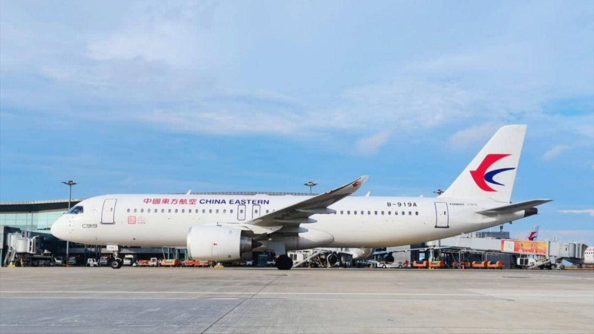 Entre saludos en mandarín y vasos de agua caliente, arribó a Ezeiza ...