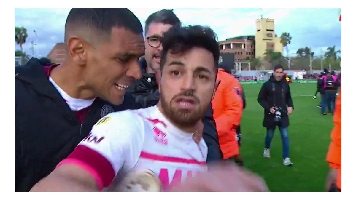 La agresión del Laucha Acosta a un camarógrafo tras la derrota de Lanús