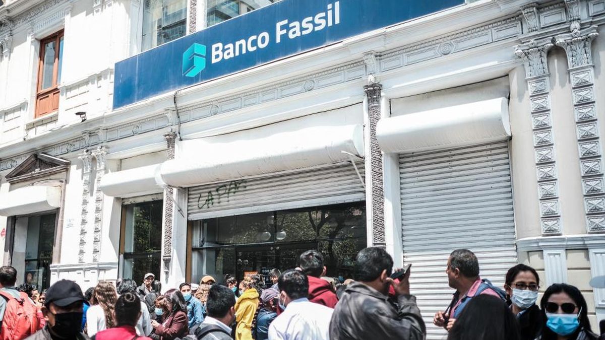 Bolivia intervino uno de los mayores bancos del país y clientes tomaron ...