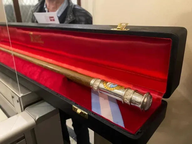 Ya está en Casa Rosada el bastón de mando presidencial que usará Javier ...