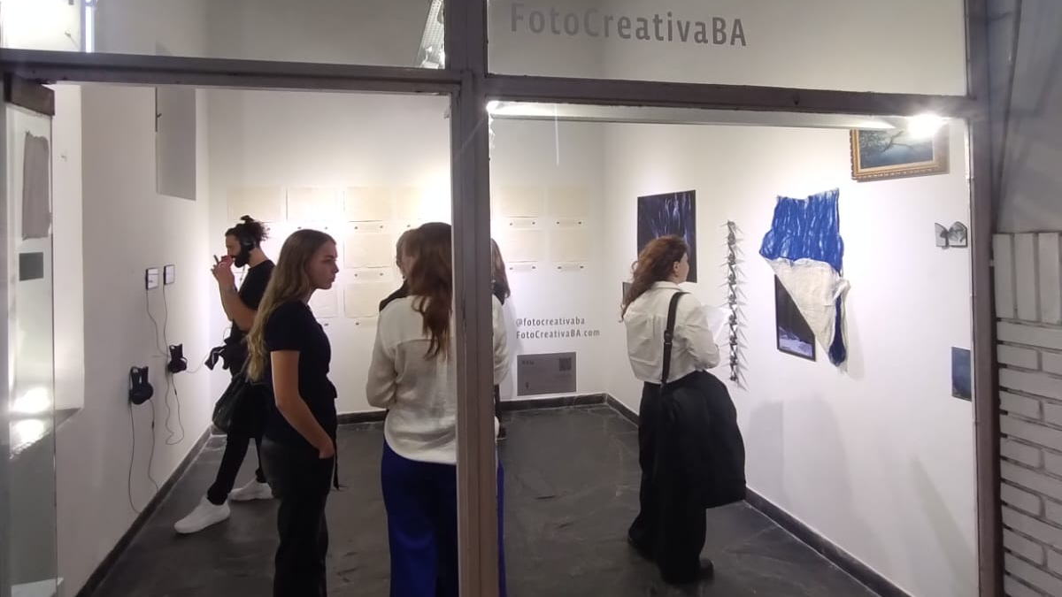 FotoCreativaBA presenta REW: la memoria en loop se vuelve obra