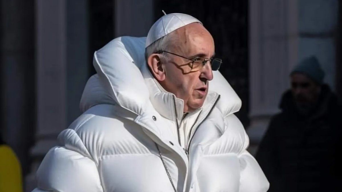Estallaron los memes por la campera del Papa Francisco que fue furor