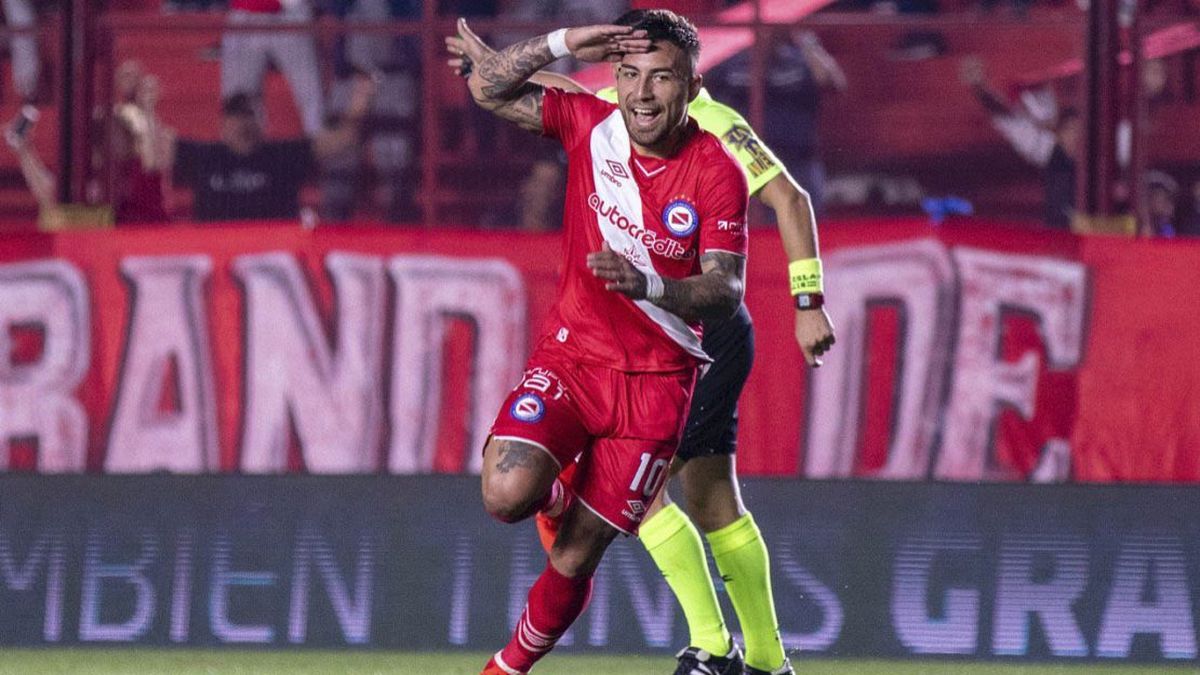 Argentinos logró su primera victoria tras vencer a Banfield