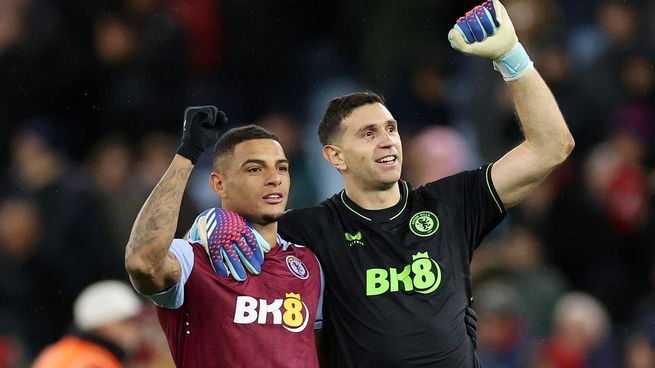 Dibu Martínez volvió a brillar para que Aston Villa dé pelea