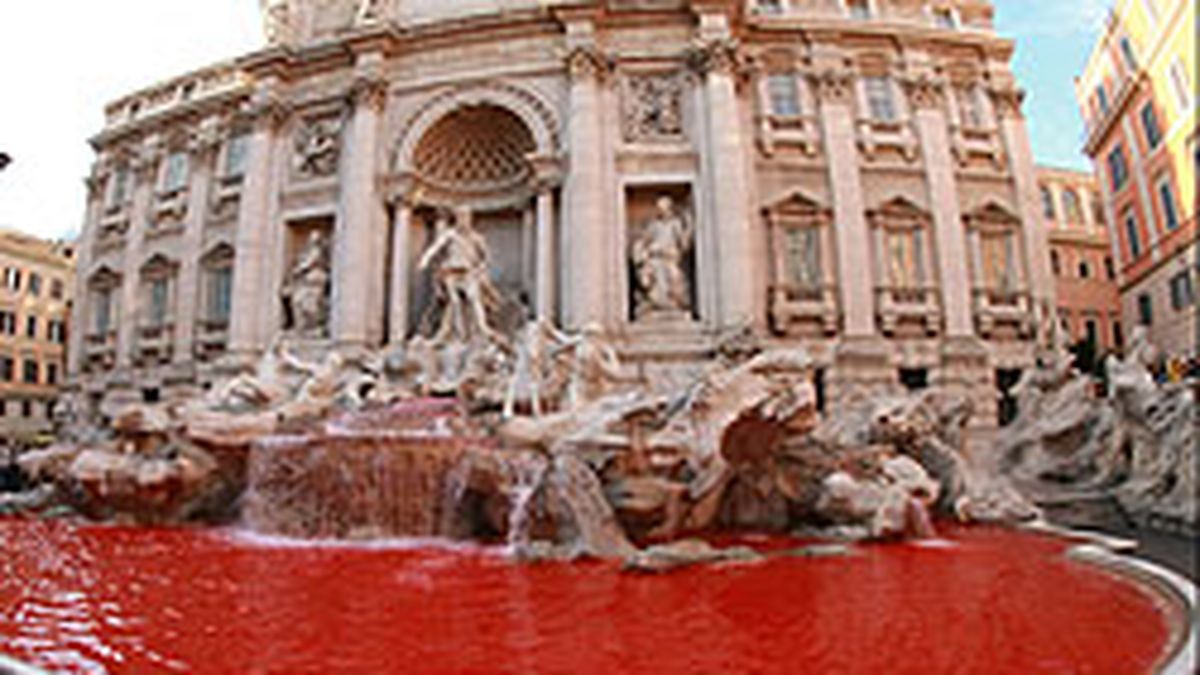 Roma: tiñen de rojo las aguas de La Fontana de Trevi