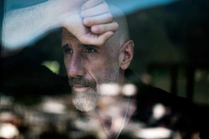 Isra Bravo, el copywriter que logró un negocio millonario desde cero ...