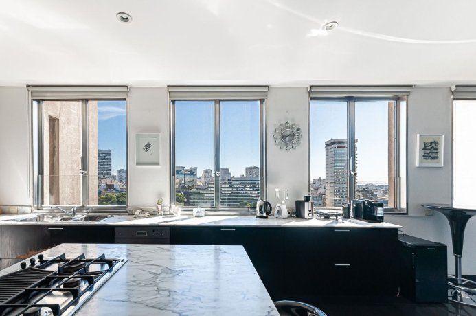 Sigue en venta el departamento de Corina Kavanagh, la mujer que inventó ...