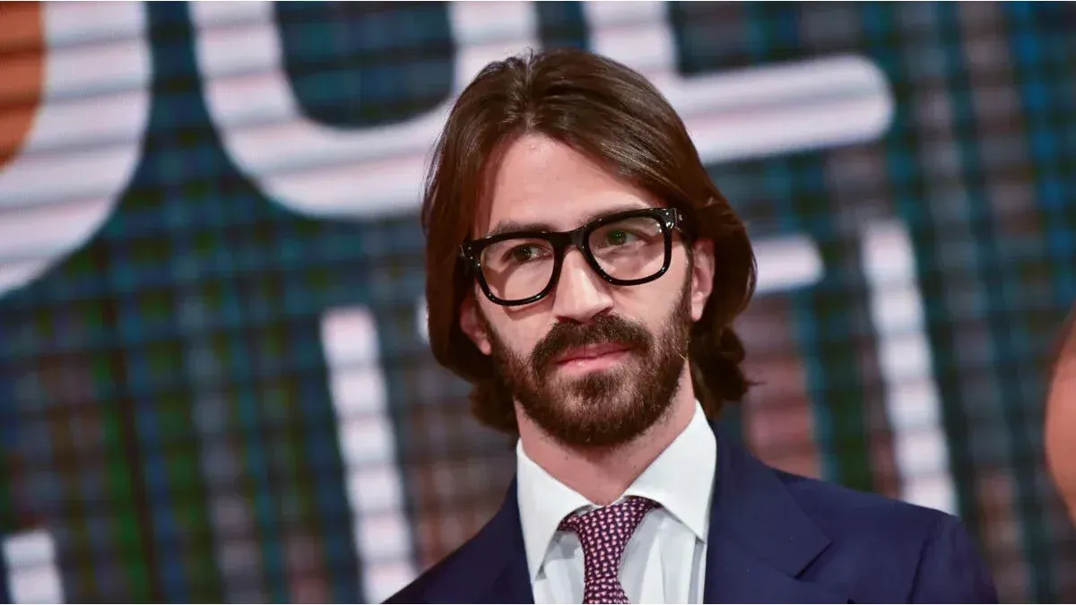 Es uno de los herederos del mayor imperio de anteojos del mundo y su ...