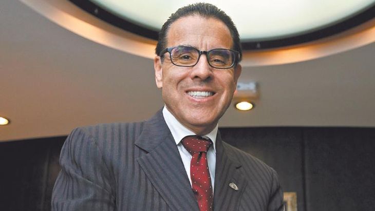 Estudió en París, se ganó la confianza de Salinas Pliego y lidera el Banco Azteca hace una ...