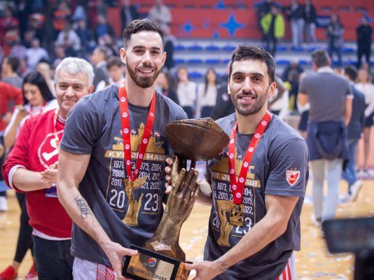 Los argentinos Campazzo y Vildoza son campeones de la Copa de básquetbol de Serbia