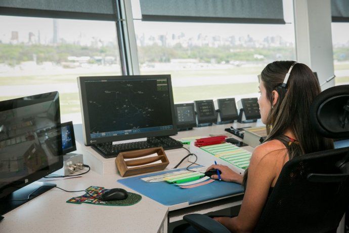 Estudiar gratis para Controlador Aéreo: requisitos y cómo acceder a las ...