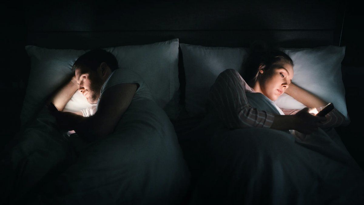 ¿Qué es el phubbing?: el hábito que puede destruir tu pareja