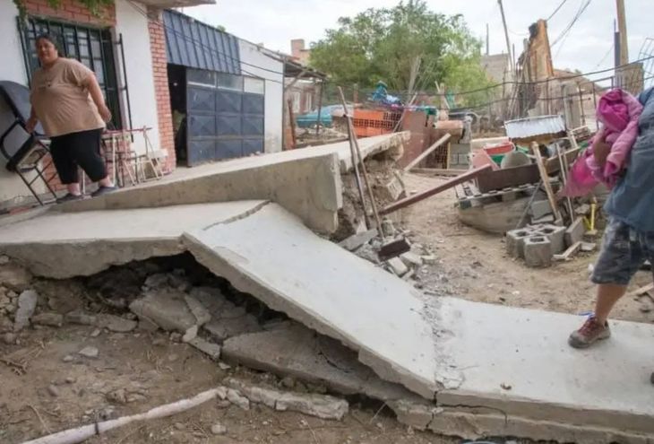 Deslizamiento en Comodoro Rivadavia: evacuaron a más de 90 familias ...