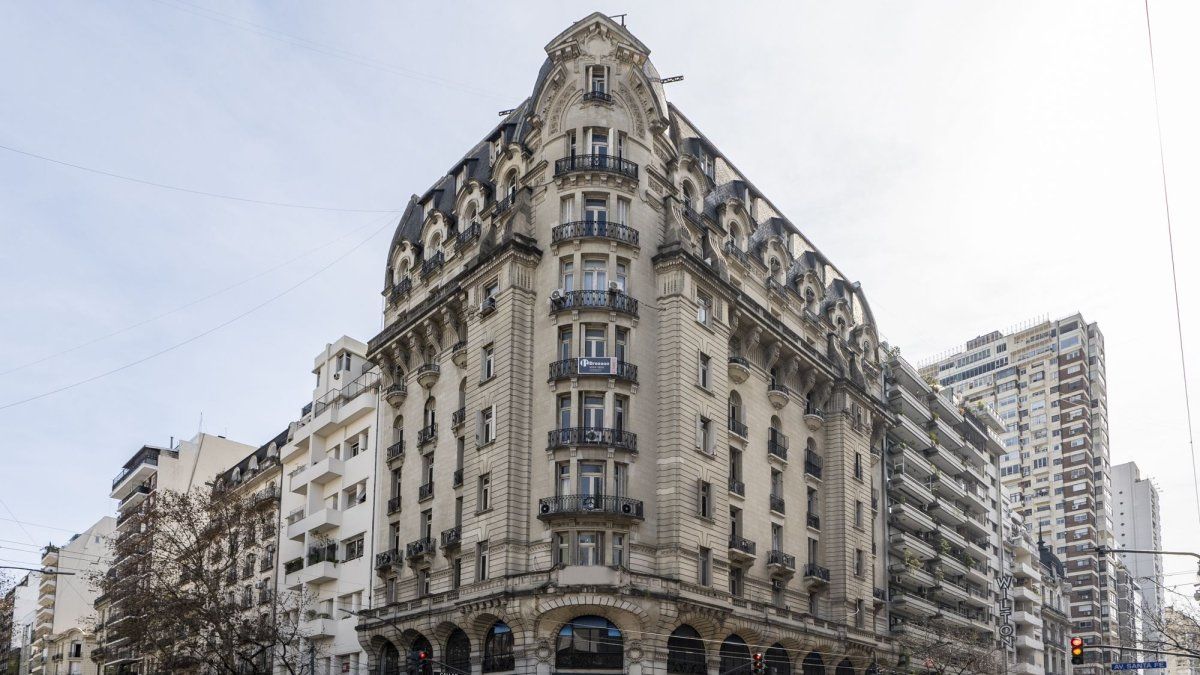 Ponen a la venta un departamento del edificio del Águila, famoso por la chica del ascensor ...