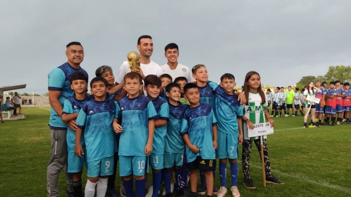 Lionel Scaloni desató una locura en Pujato: estuvo presente en el club ...