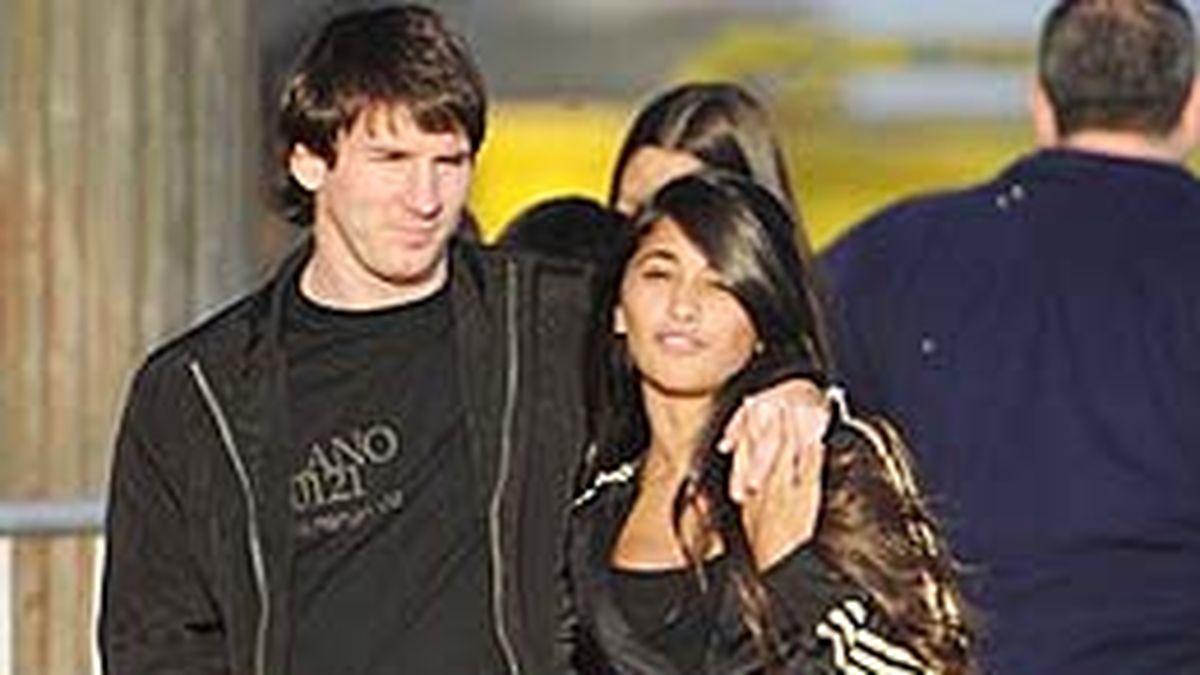 Messi se mostró por las calles de Barcelona con su novia