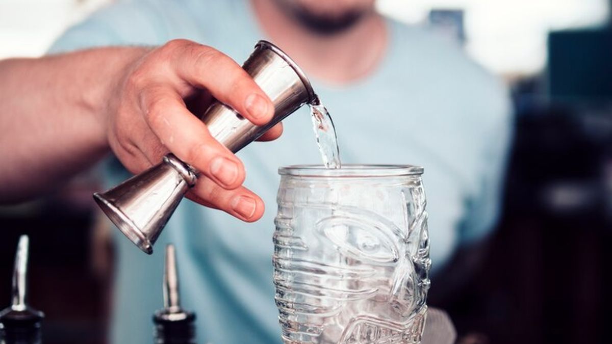 Este vodka se fabrica en Europa, se vende a $135 en el país y la ...