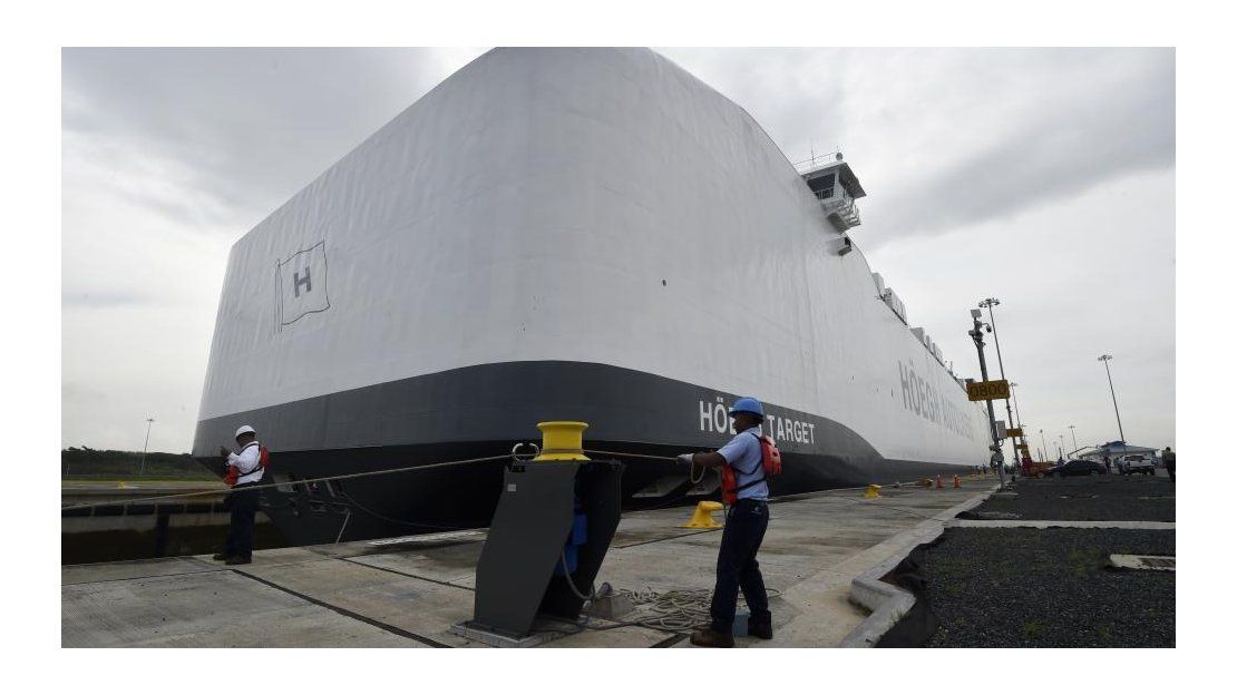 El buque portavehículos más grande del mundo cruza el canal de Panamá