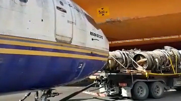 Insólito: un avión quedó atascado en un puente