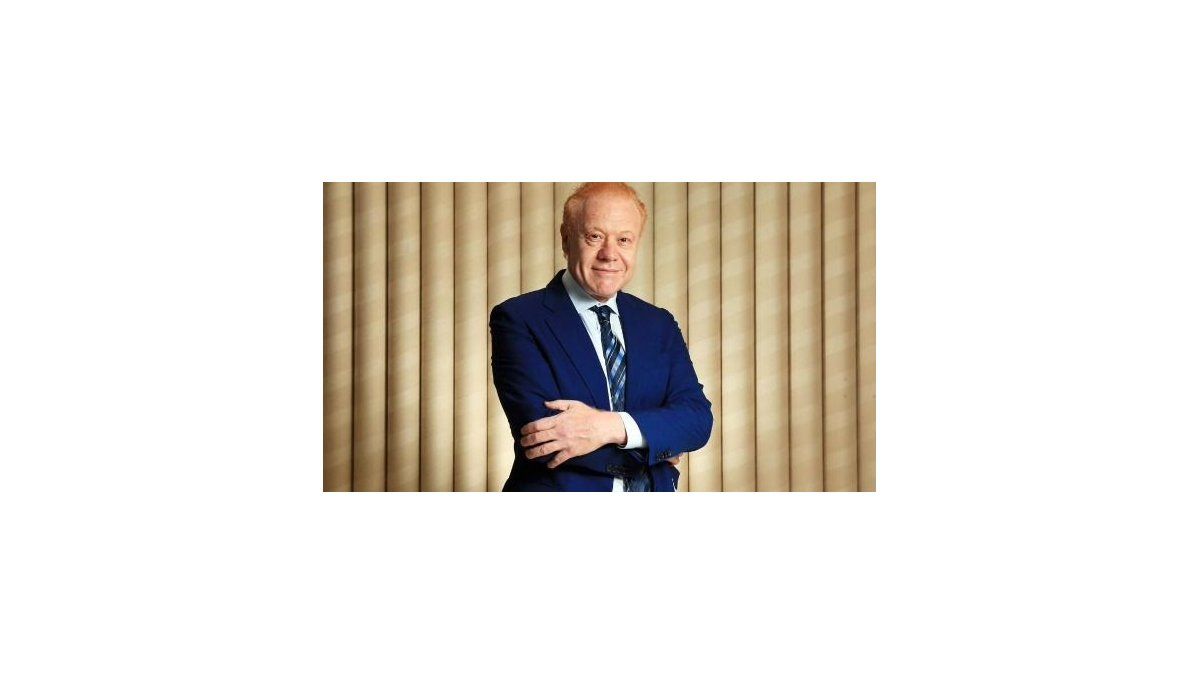Quién es Anthony Pratt, el multimillonario que levantó su imperio gracias al cartón