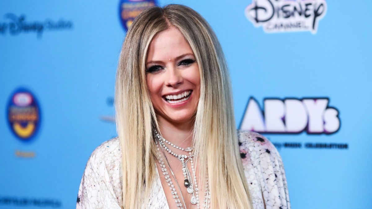 Avril Lavigne llega a TikTok y su primer video causa furor entre sus ...