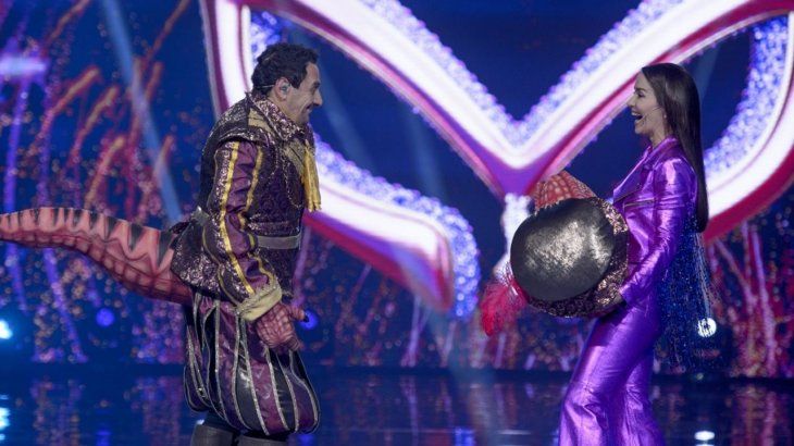 ¿Quién es la máscara?: Ricardo Mollo sorprendió a Natalia Oreiro y fue ...