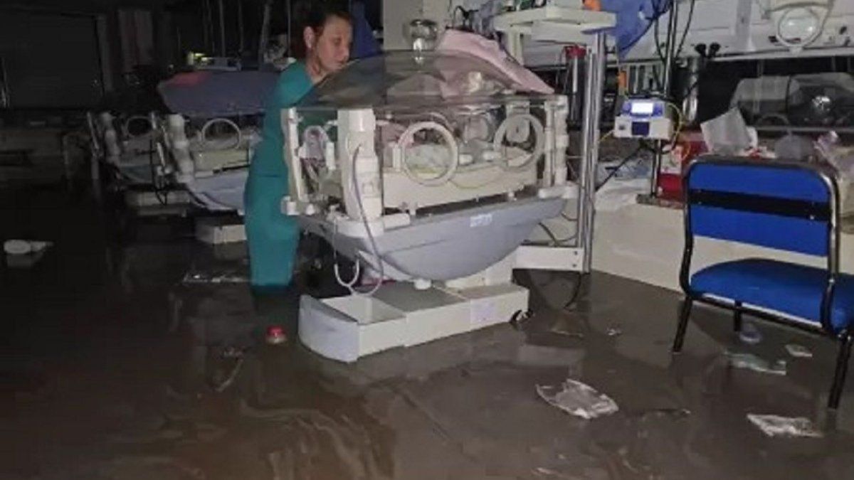 Video: así evacuaron el Hospital Penna de Bahía Blanca en medio de las ...