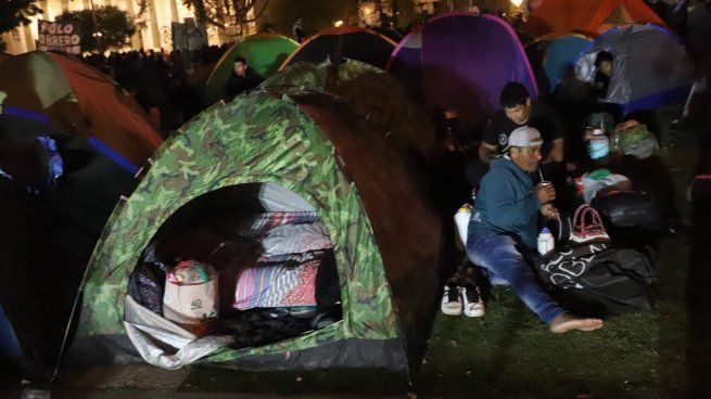 Agrupaciones sociales acampan en Plaza de Mayo por planes sociales