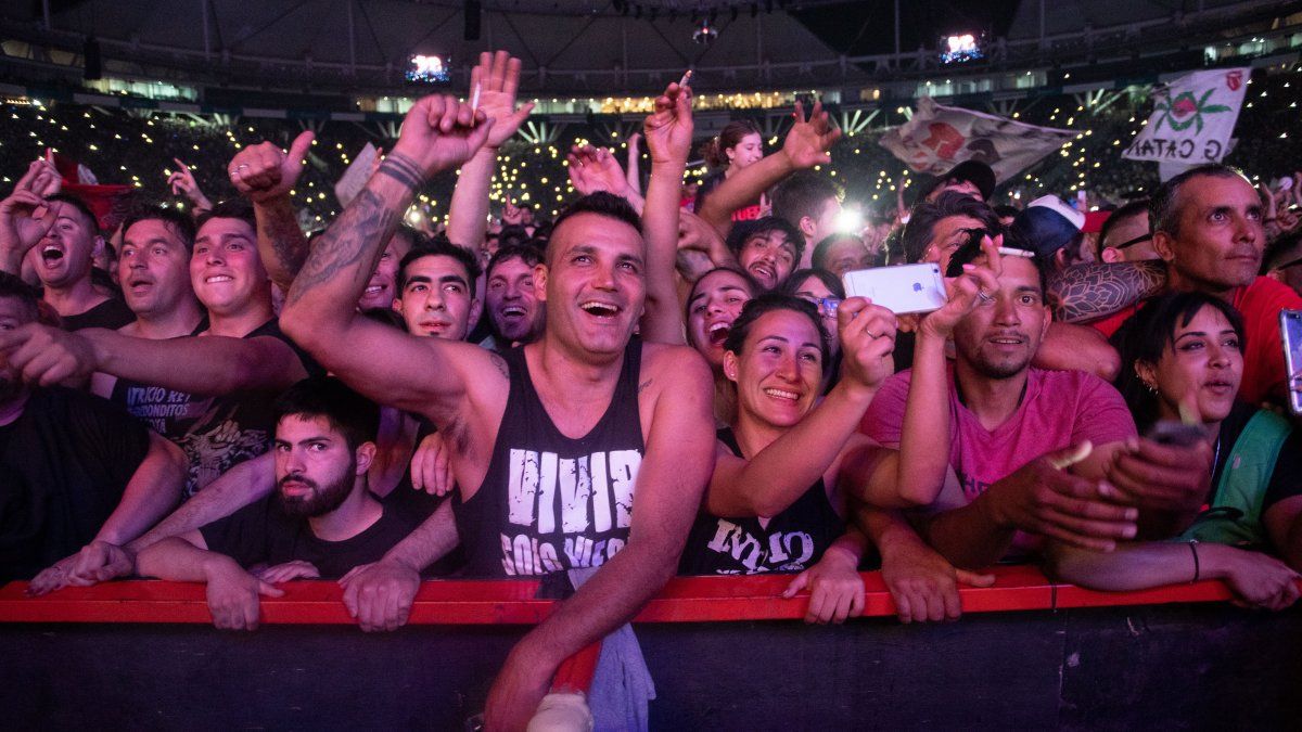 El Indio Solari copó La Plata y los fans cantaron contra Javier Milei ...