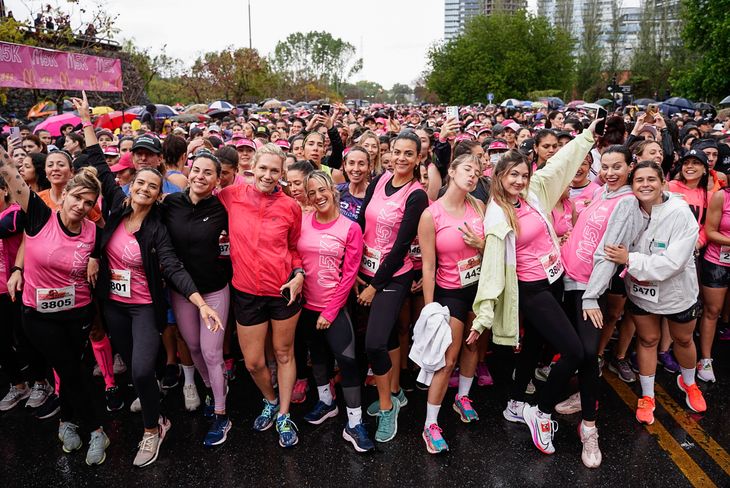 Bajo la lluvia, más de 9 mil mujeres corrieron la m5k de McDonalds