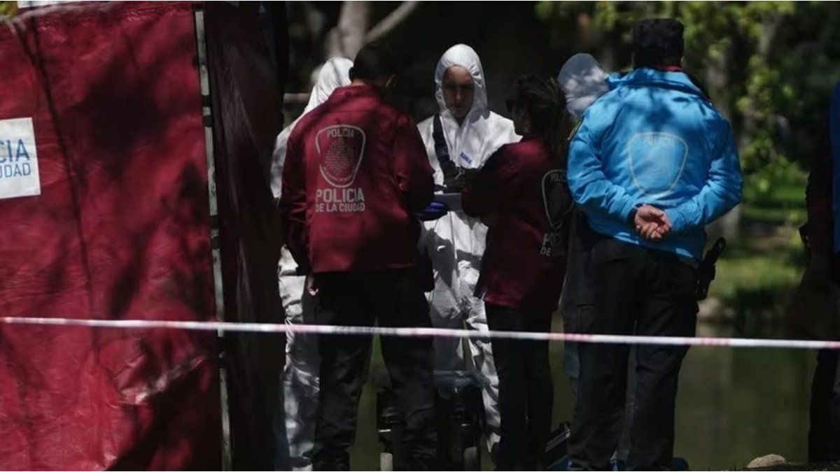 La autopsia del cadáver encontrado en el lago de Palermo determinó que no murió ahogado